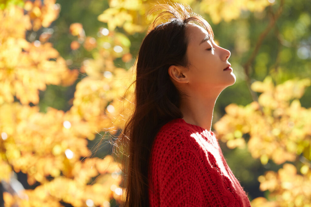 涼しくなった今がチャンス！30代からの女性が秋に始めたい大人の恋活スタイル｜solosolo そろそろ恋愛したいあなたを応援するメディア